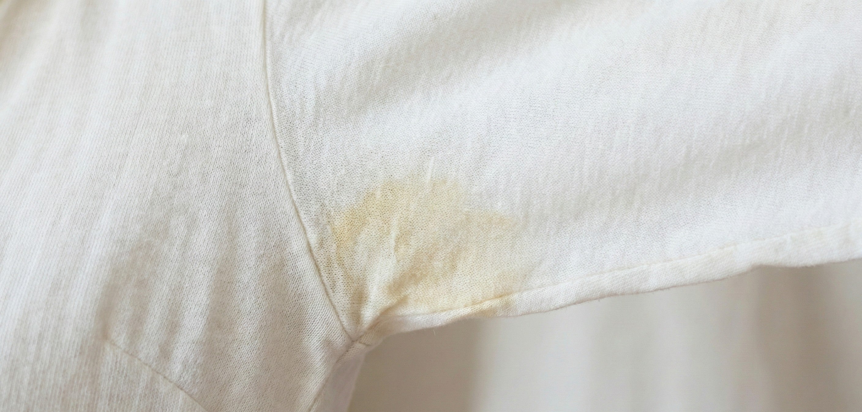 Weisse Kleidung Gelbe Flecken